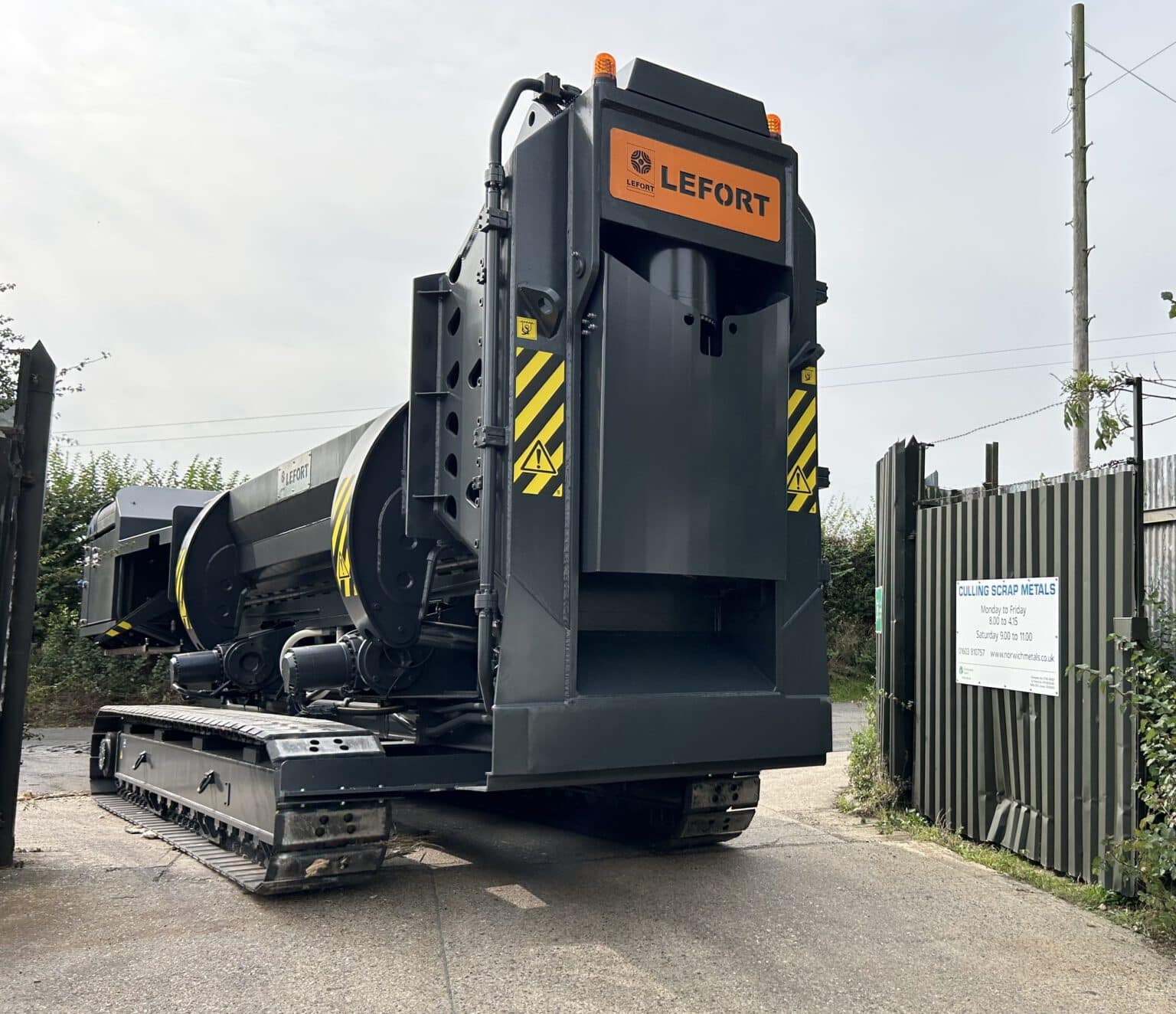 The arrival of a new LEFORT Trax 650 at the yard of CULLING SCRAP ...